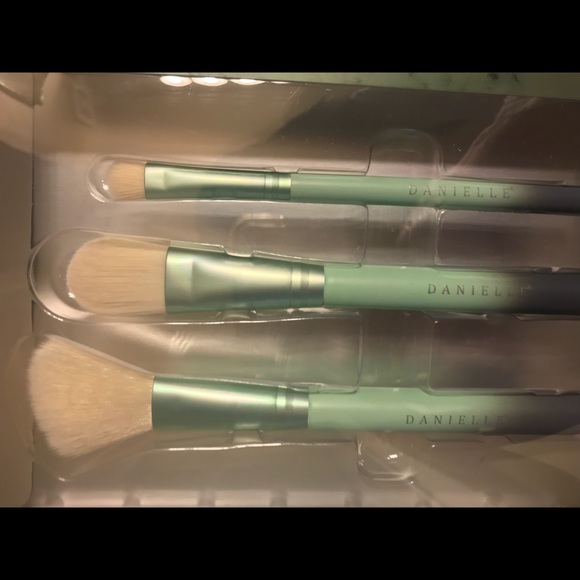 Danielle Creations | Makeup | Nwt Gorgeous Danielle Makeup Artist ...